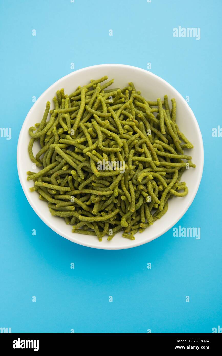 Spinat oder Palak sev sind knusprig gebratene herzhafte Nudeln ...