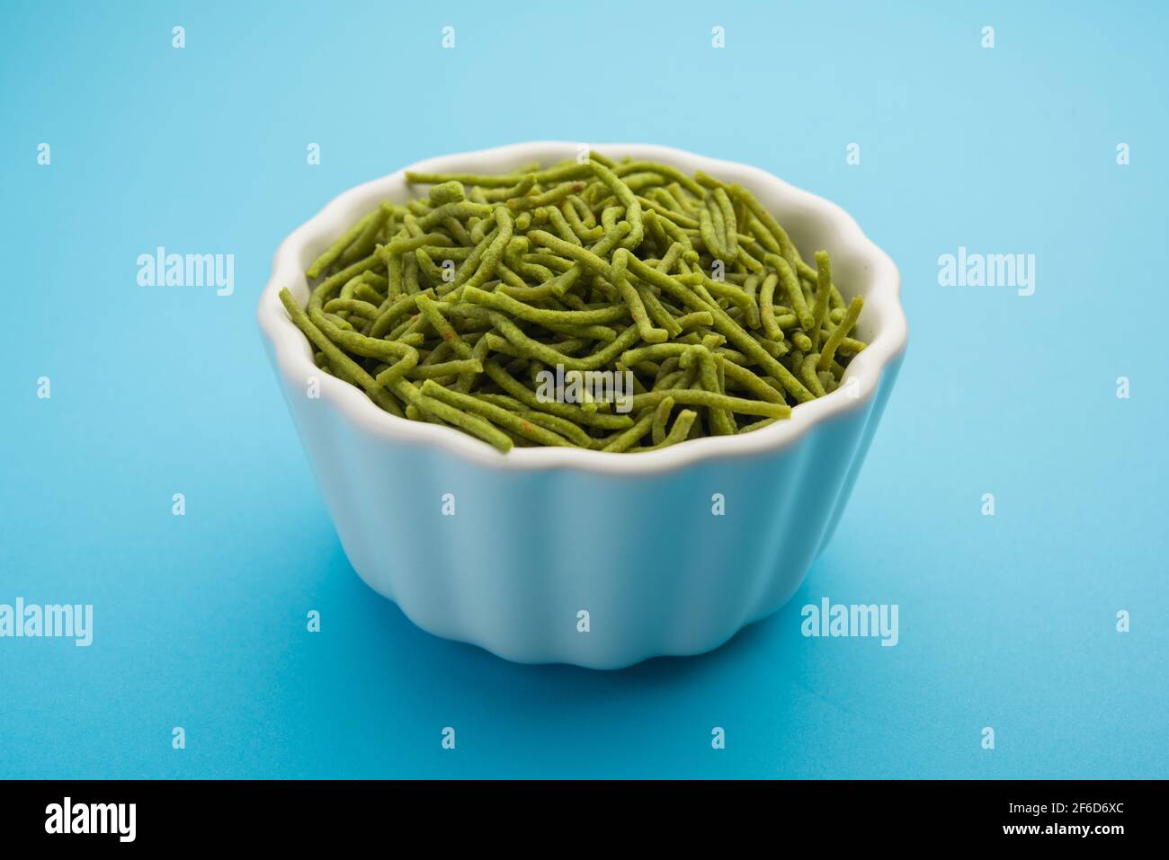 Spinat oder Palak sev sind knusprig gebratene herzhafte Nudeln ...