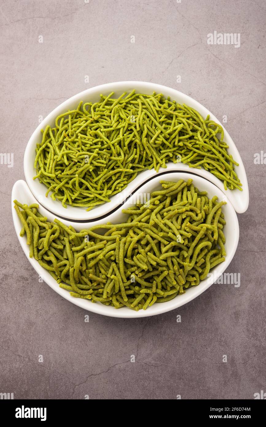 Spinat oder Palak sev sind knusprig gebratene herzhafte Nudeln ...