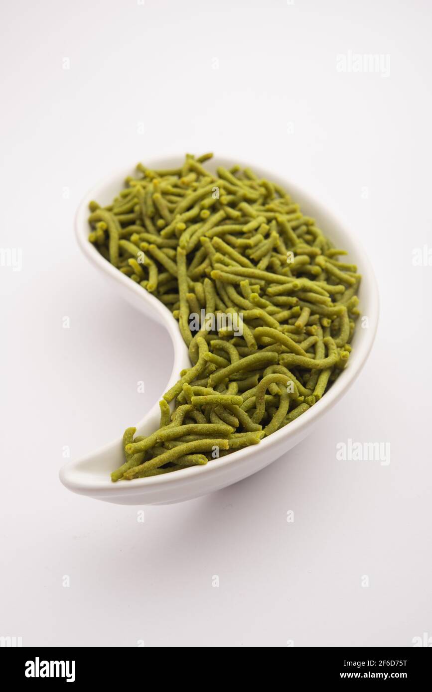 Spinat oder Palak sev sind knusprig gebratene herzhafte Nudeln ...