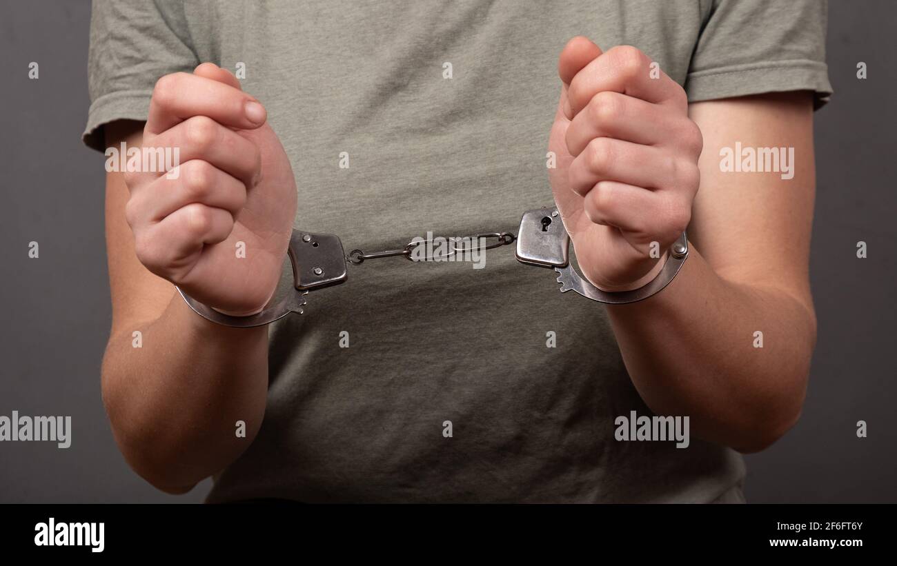 Frau mit handschellen gefesselt -Fotos und -Bildmaterial in hoher ...