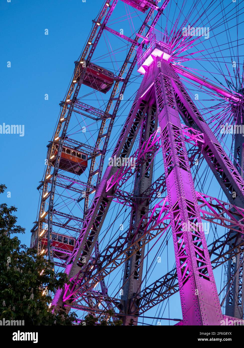 Der Prater Riesenrad: Riesenrad Wurstelprater in der Abenddämmerung ...