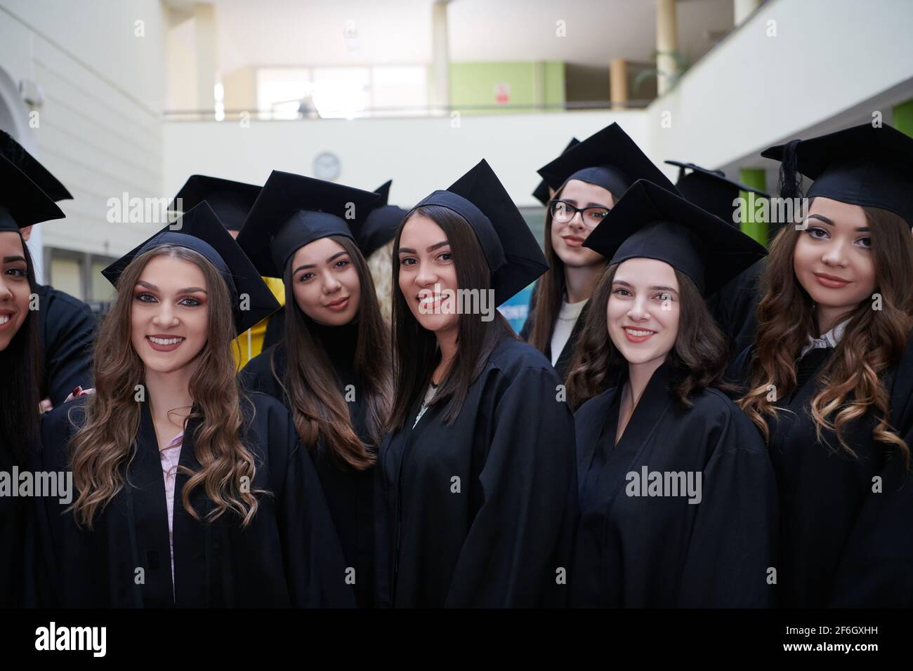 Bildung, Graduierung und Personen Konzept - Gruppe von Happy internationale Studierende in ...