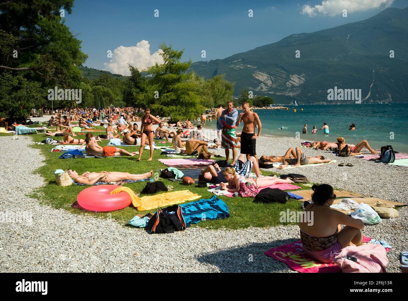 Urlauber Am Riva Beach In Riva Del Garda Am Gardasee Italien Stockfotografie - Alamy