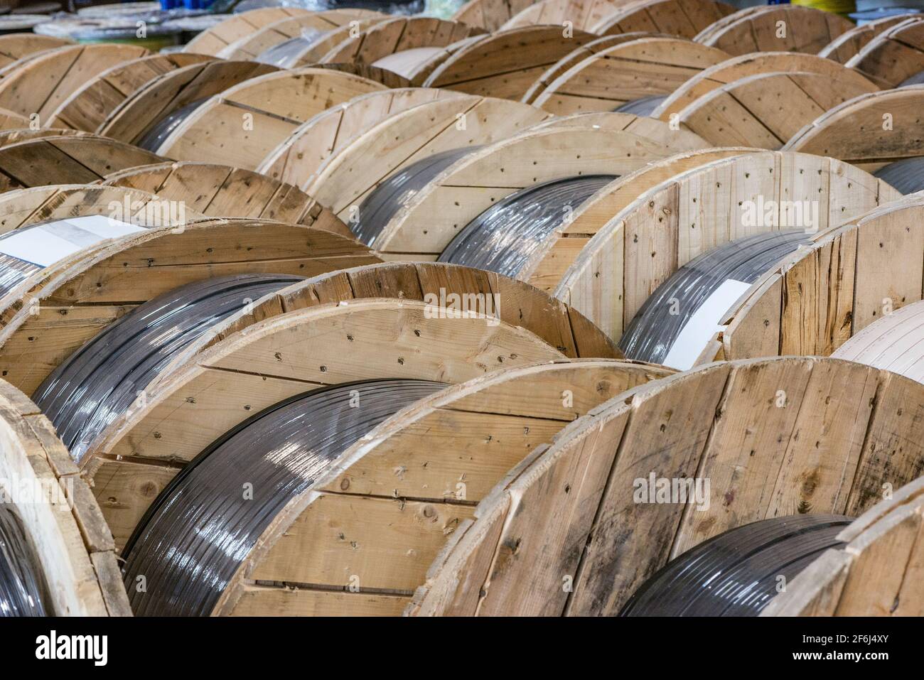 Große Holzspulen mit Kabel im Werkslager Stockfotografie - Alamy Große Holzspulen mit Kabel im Werkslager Stockfotografie - Alamy
