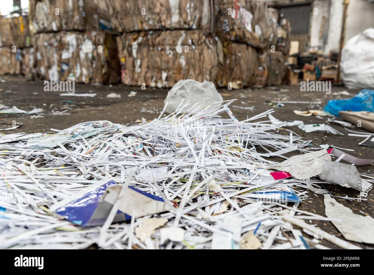 Gebrauchte papierballen -Fotos und -Bildmaterial in hoher Auflösung – Alamy