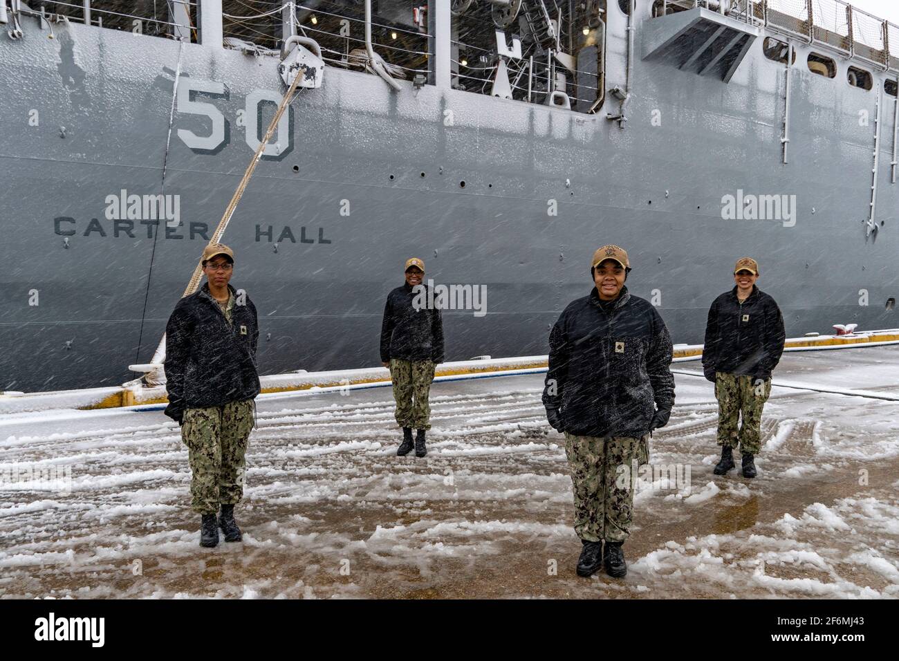 US Navy Kommandierende Offiziere von links nach rechts: Cmdr. Kimberly ...