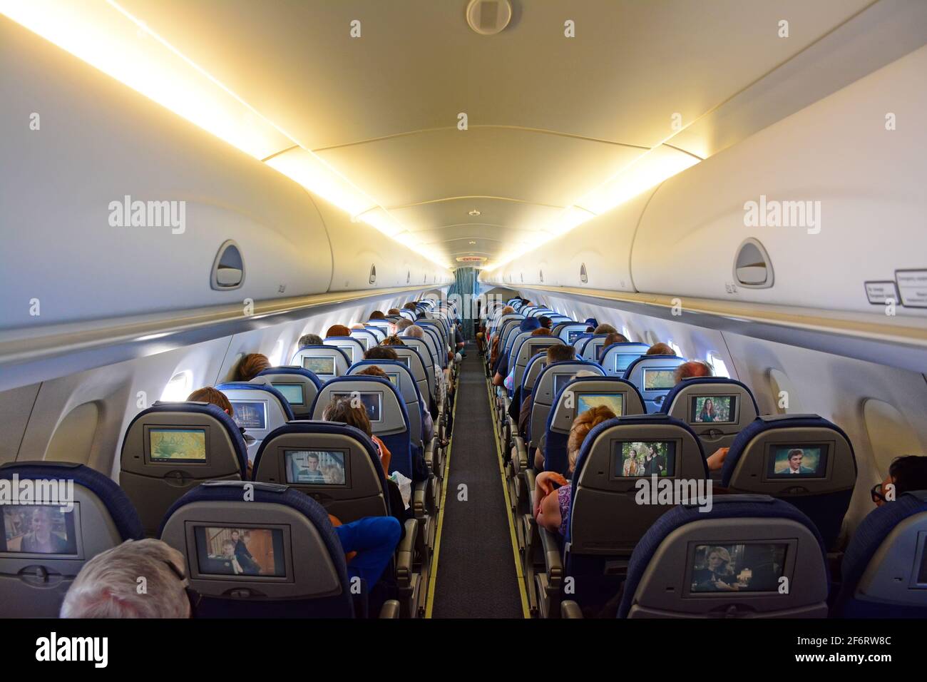 Flugzeug innen voll passagiere -Fotos und -Bildmaterial in hoher ...