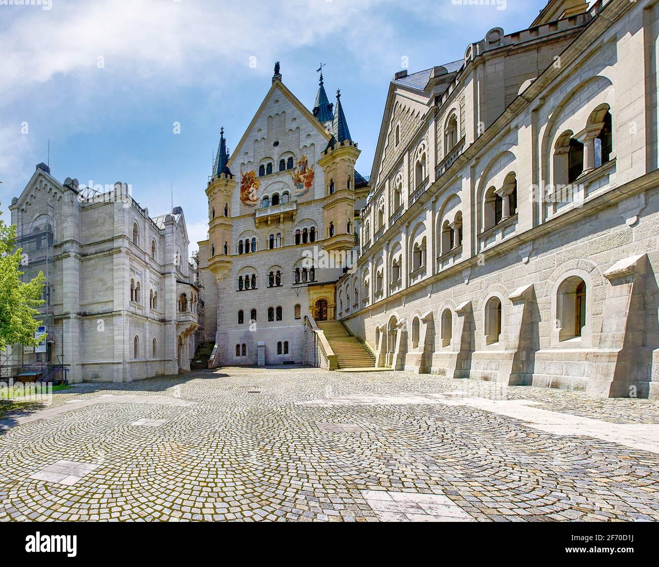 Neuschwanstein castle courtyard -Fotos und -Bildmaterial in hoher ...