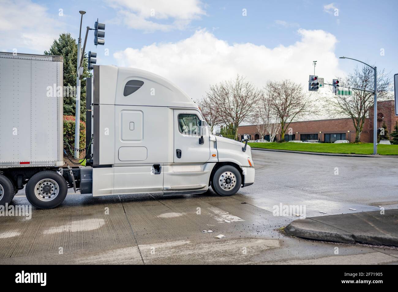 Kommerzielle große Rig Langstrecke weißen Semi-LKW transportieren ...