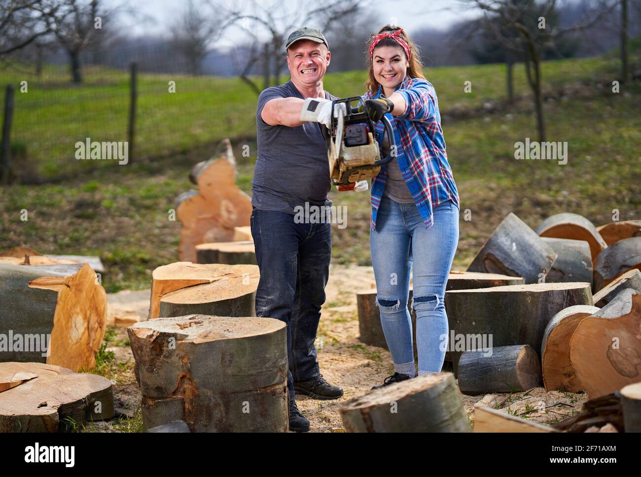 Chainsaw funny -Fotos und -Bildmaterial in hoher Auflösung – Alamy