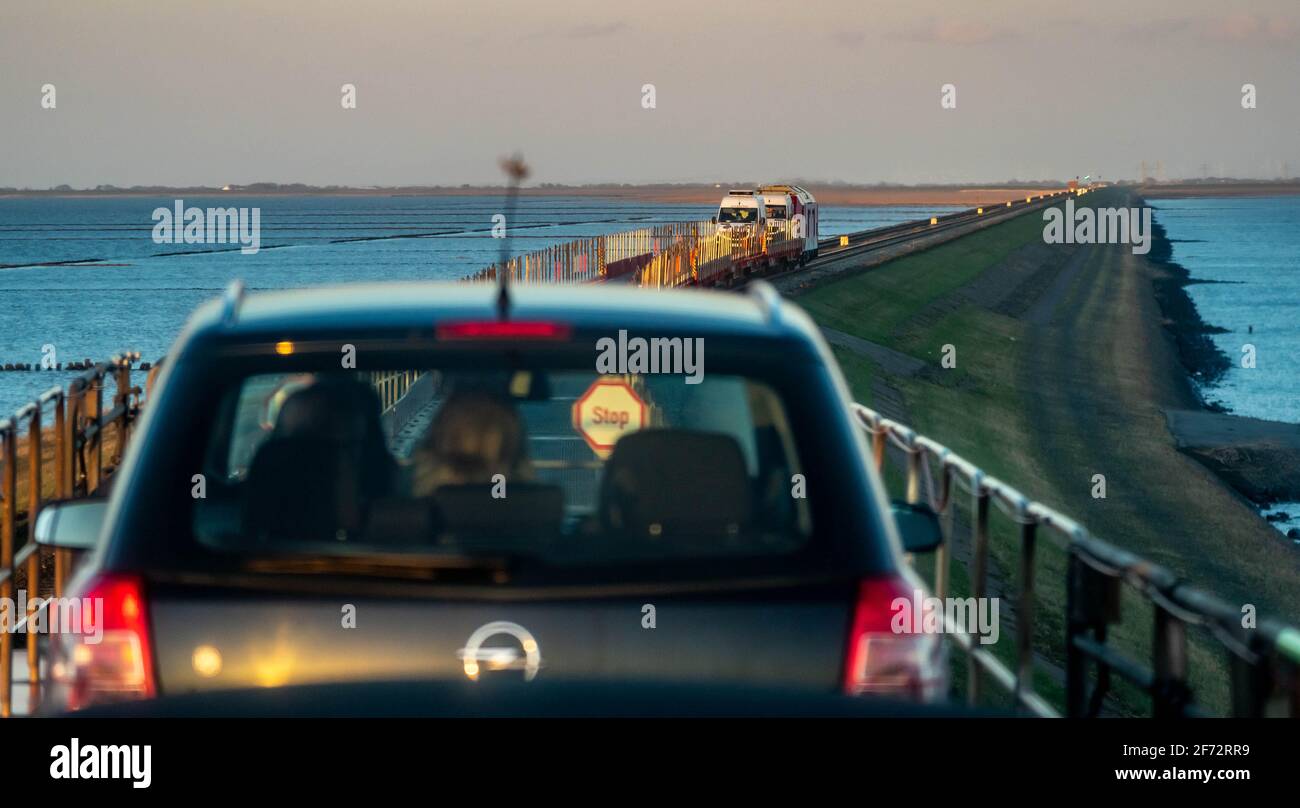 03. April 2021, Schleswig-Holstein, Westerland/Sylt: Autos werden mit ...