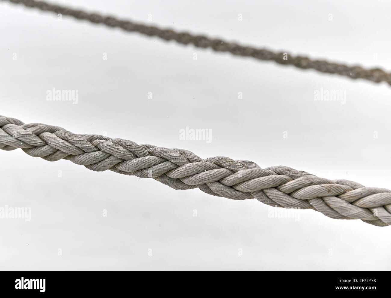 Zwei Segel-Seile, die vom Fischerboot oder von der Yacht hängen, aus ...