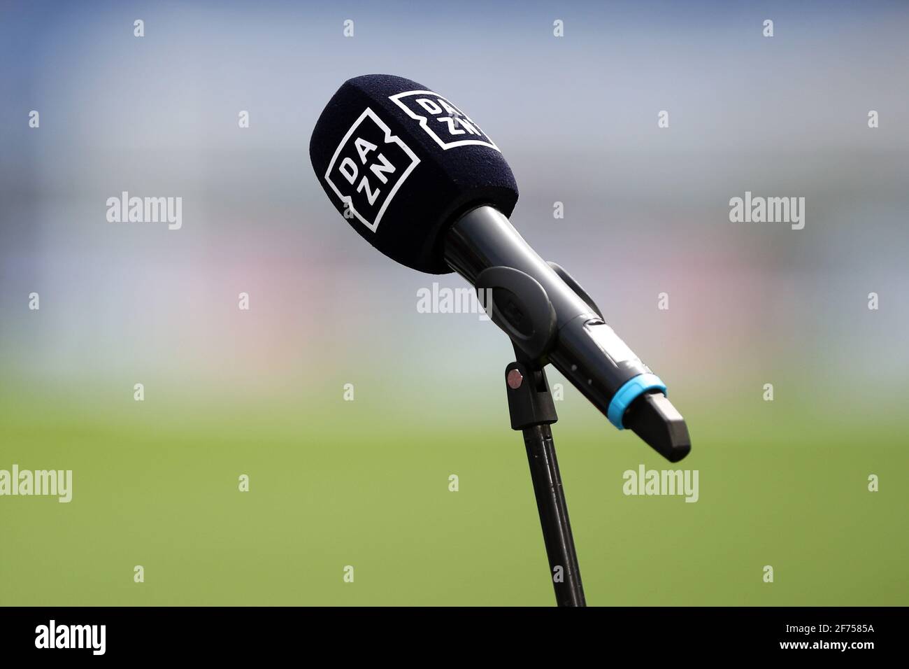 Das Bild zeigt ein Mikrofon des Senders DAZN während der italienischen ...