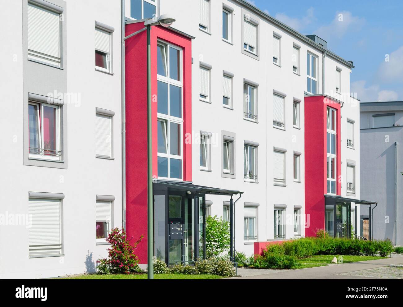 Weisses block anwesen -Fotos und -Bildmaterial in hoher Auflösung – Alamy