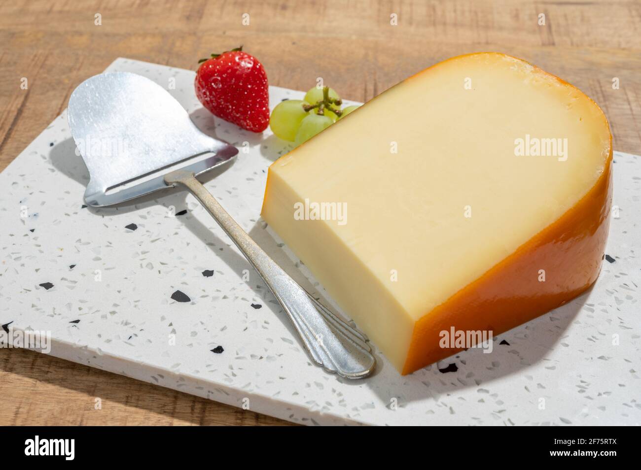 Käsesammlung, Stück junger holländischer gouda-Käse aus Kuhmilch in den ...