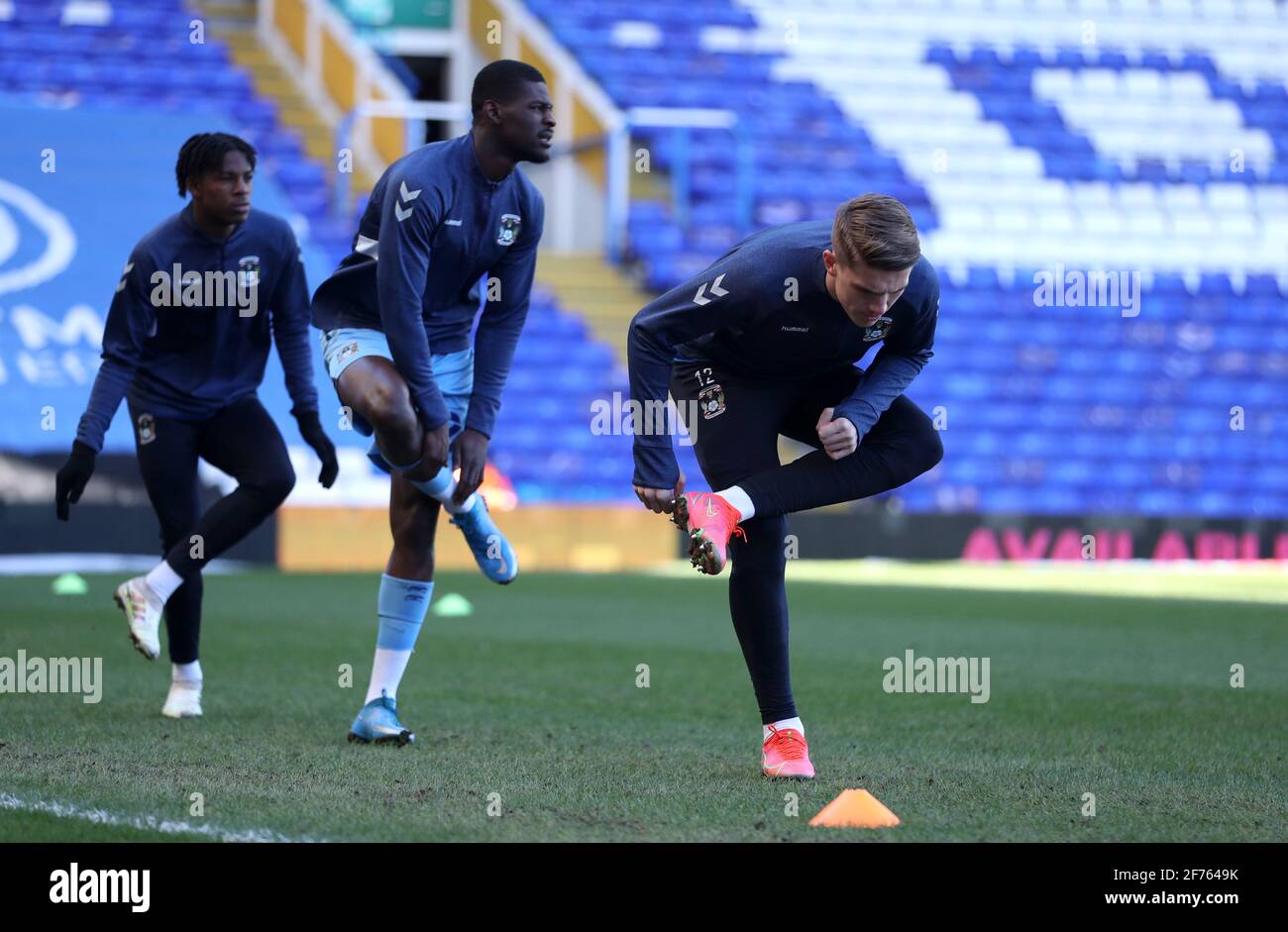 Viktor Gyokeres von Coventry City erwärmt sich vor dem Sky Bet ...