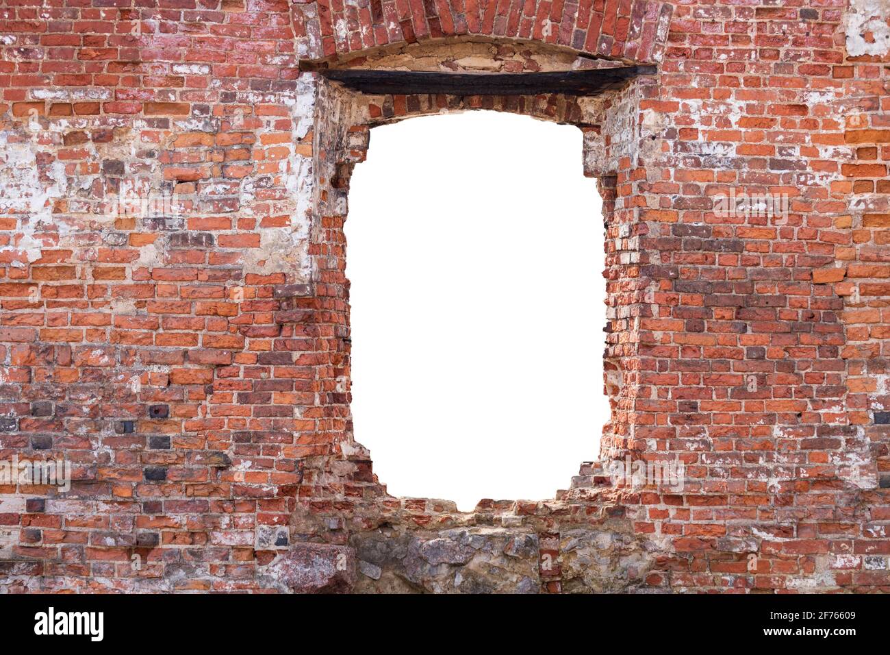 Rote Ziegelwand mit einem Loch in der Mitte. Isoliert auf weißem ...