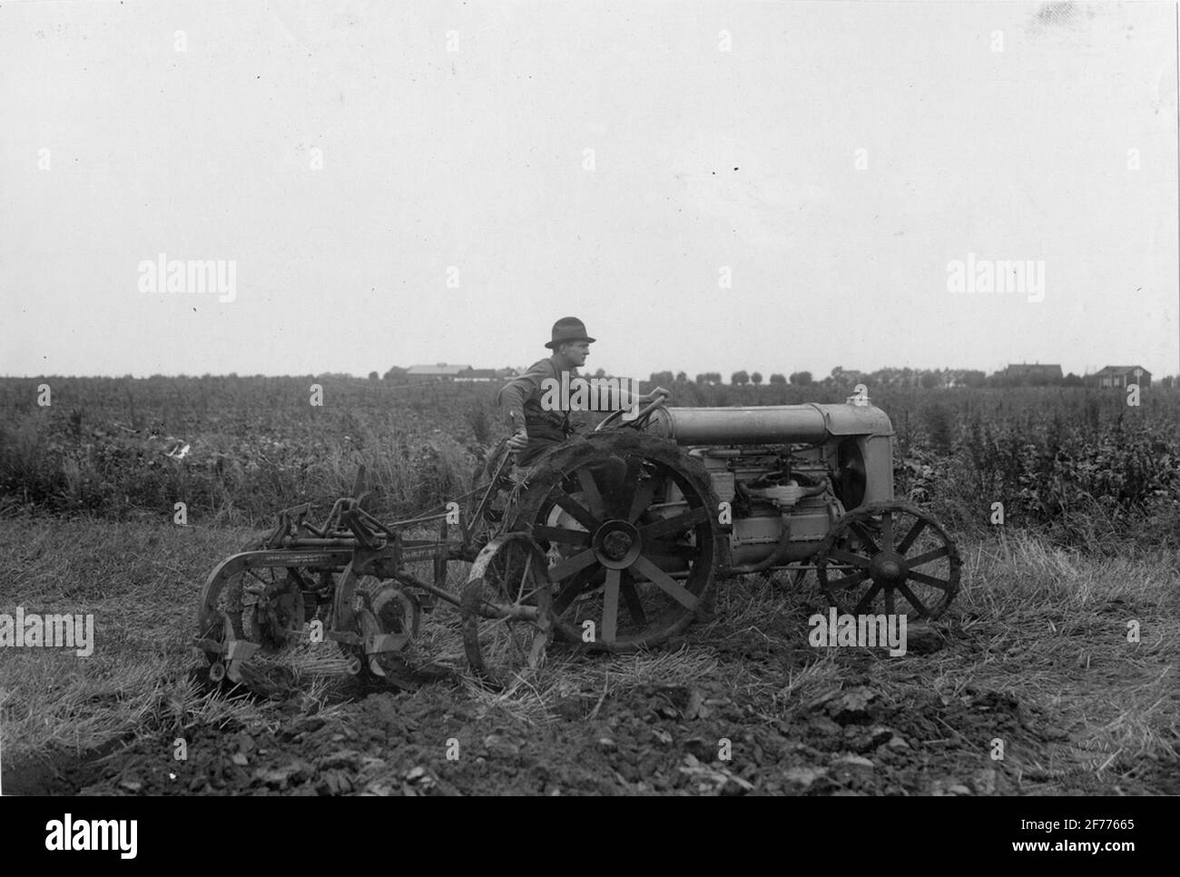 Traktor und pflug -Fotos und -Bildmaterial in hoher Auflösung – Alamy
