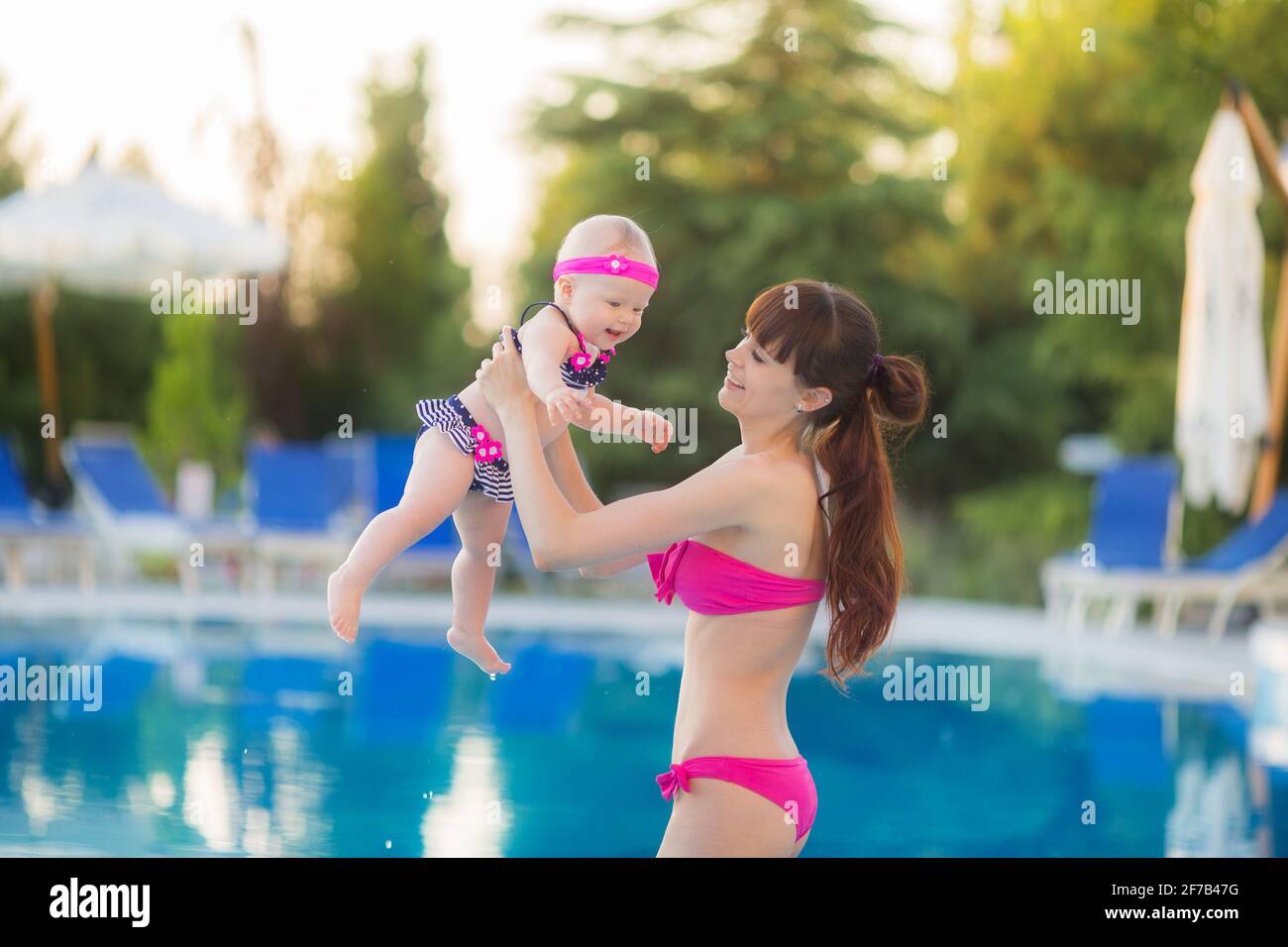 Mutter tochter mädchen bikini -Fotos und -Bildmaterial in hoher Auflösung – Alamy