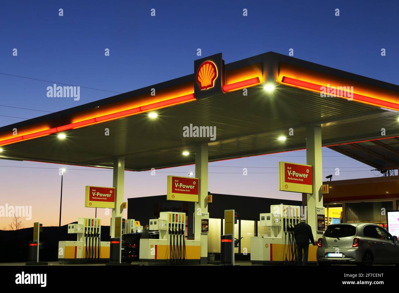 Shell Tankstelle In Der Nacht Stockfotos und -bilder Kaufen - Alamy