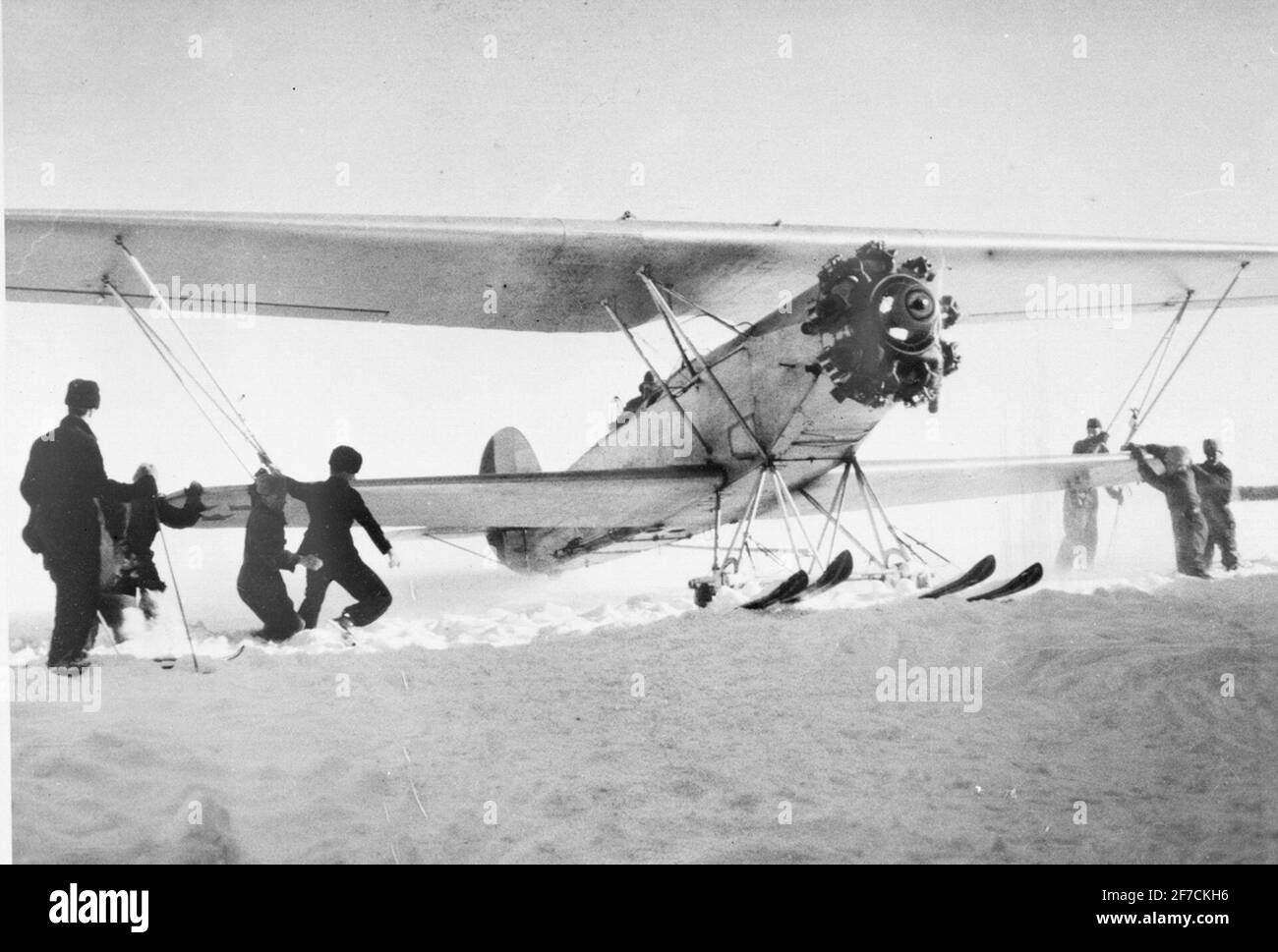 Flugzeug s 6 mit Ski . Flugzeuge s 6 mit Skiern bekommen Hilfe vom ...
