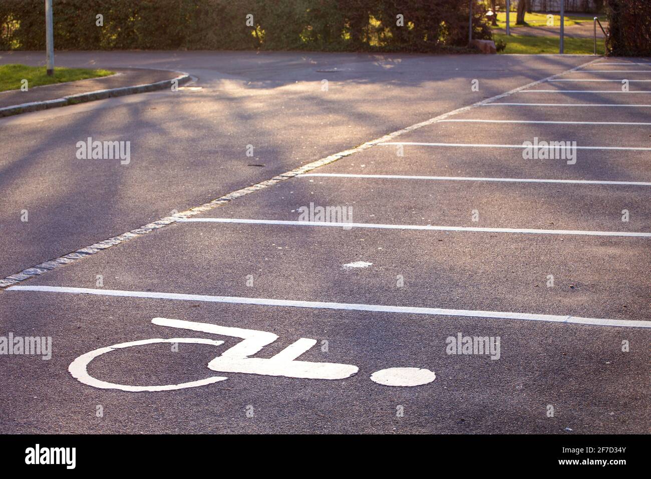 Handicapped symbol -Fotos und -Bildmaterial in hoher Auflösung – Alamy