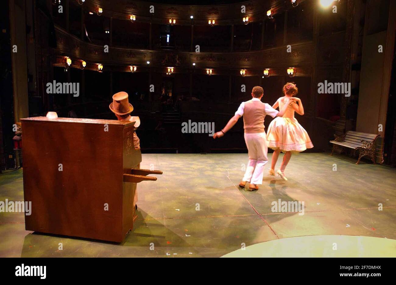 ROBERT GODFREY ALS TRAMP, ALAN MORRISSEY ALS TIMOTHY UND LAURA SANCHEZ ...