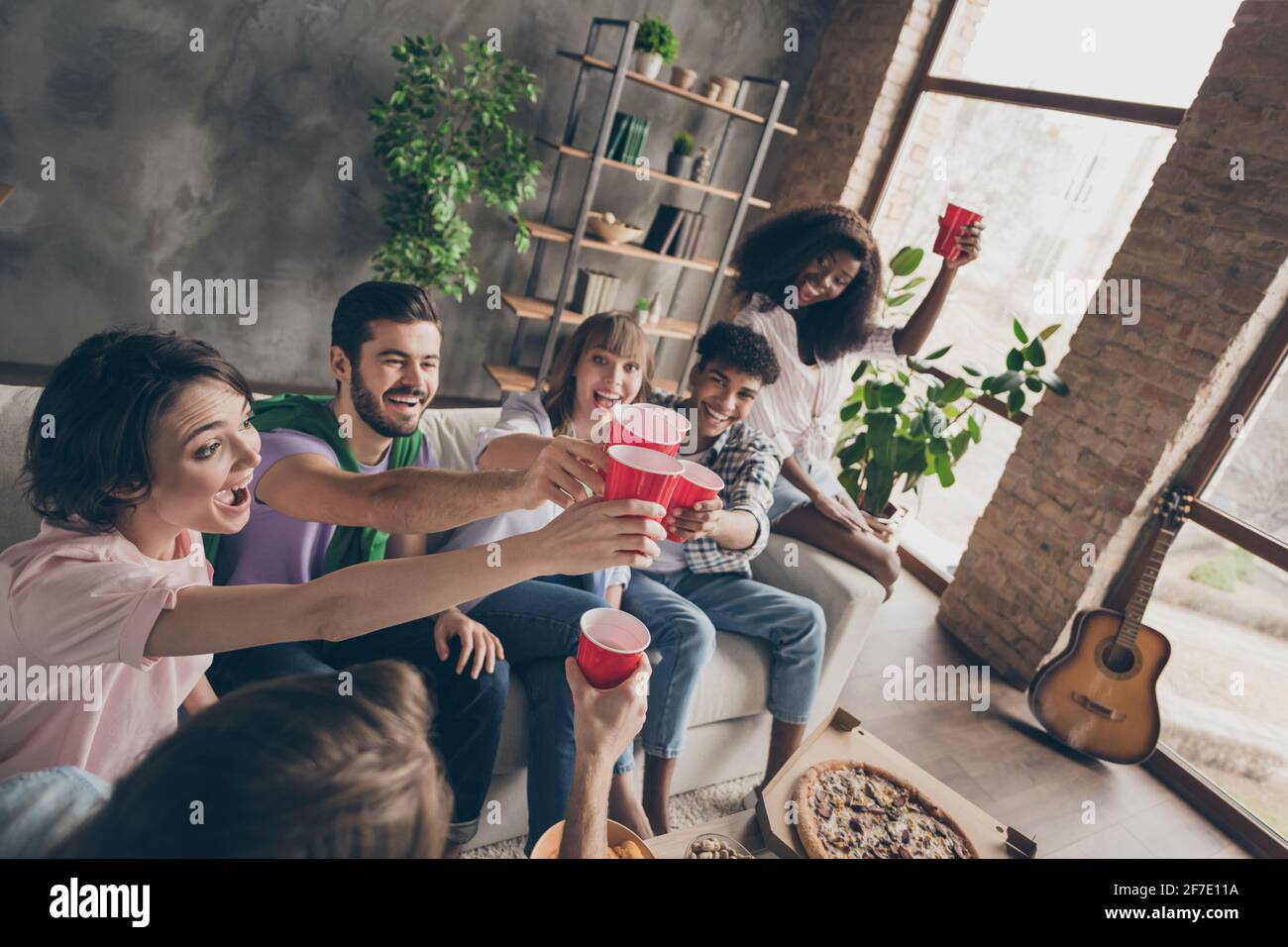Portrait von attraktiven fröhlichen besten Freunden, die Zeit mit Spaß ...