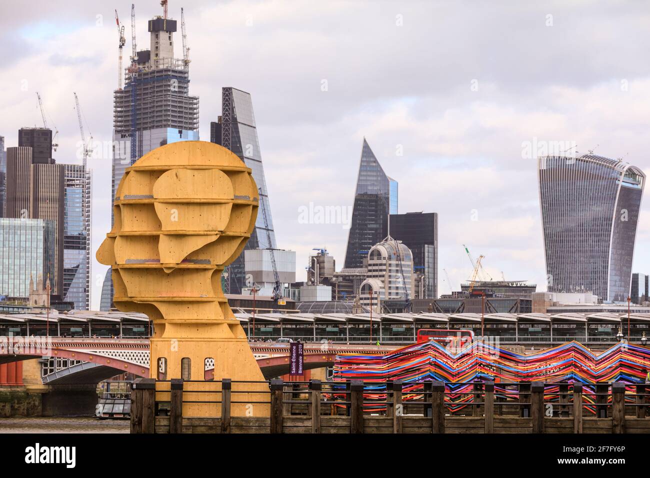Die Holzskulptur „Head Over Water“ von Steuart Padwick und die ...