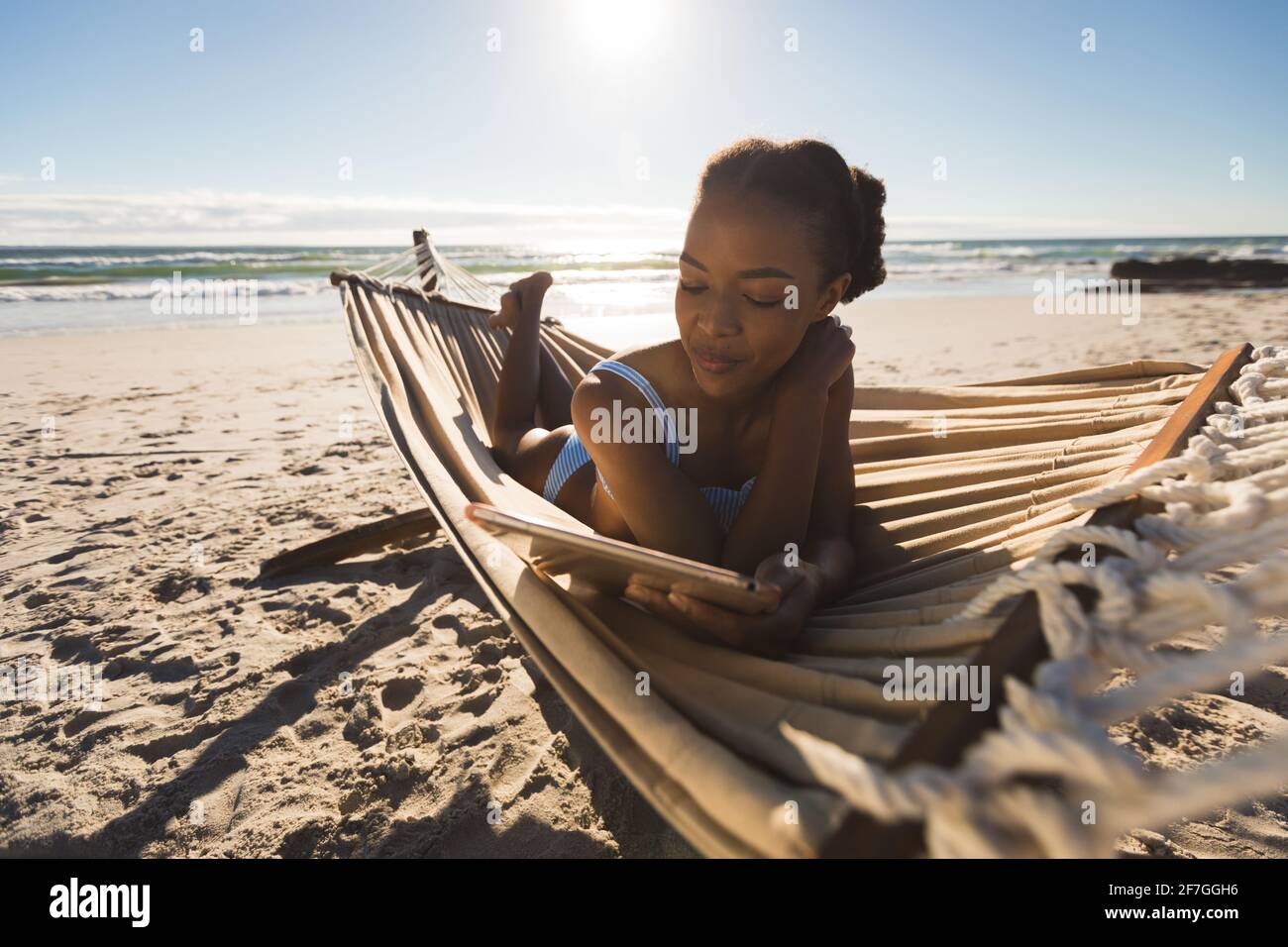 Junge frau im strand liegen -Fotos und -Bildmaterial in hoher Auflösung ...