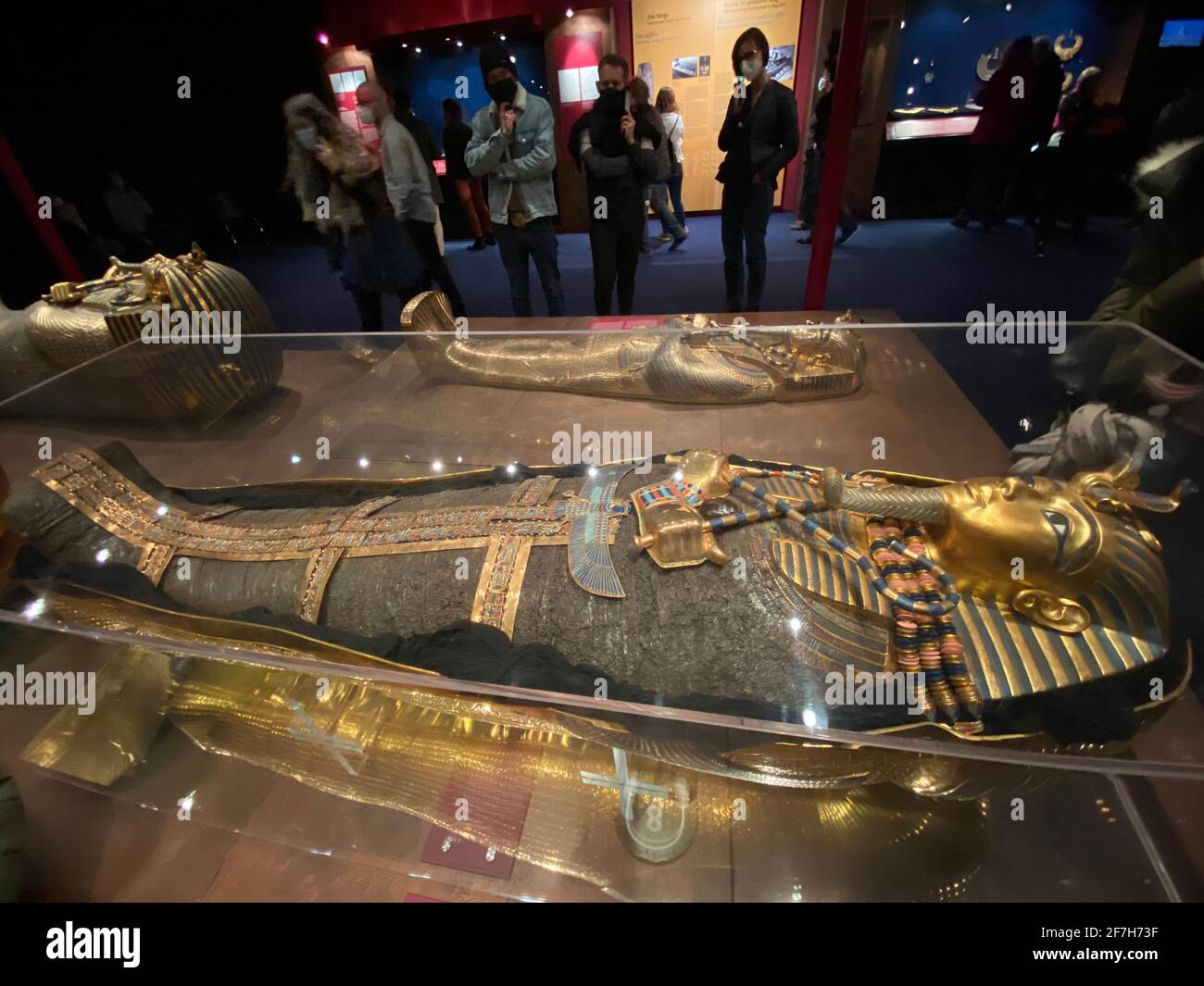 Ausstellung von Tutanchamun in Zürich während der Pandemiezeit. Grab und Schätze mit Goldmaske ...