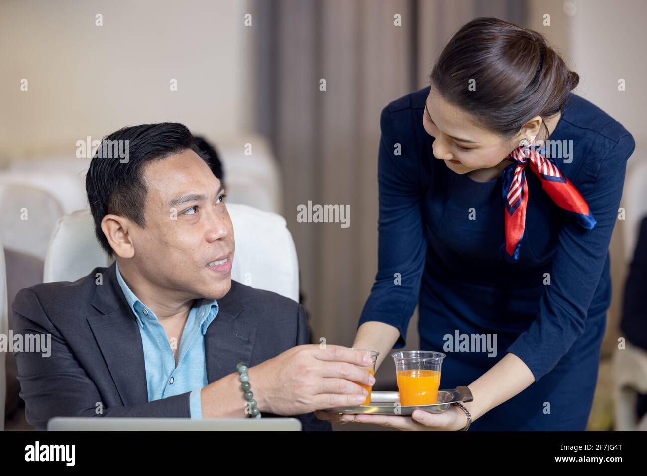 Flugbegleiter bedienen -Fotos und -Bildmaterial in hoher Auflösung – Alamy