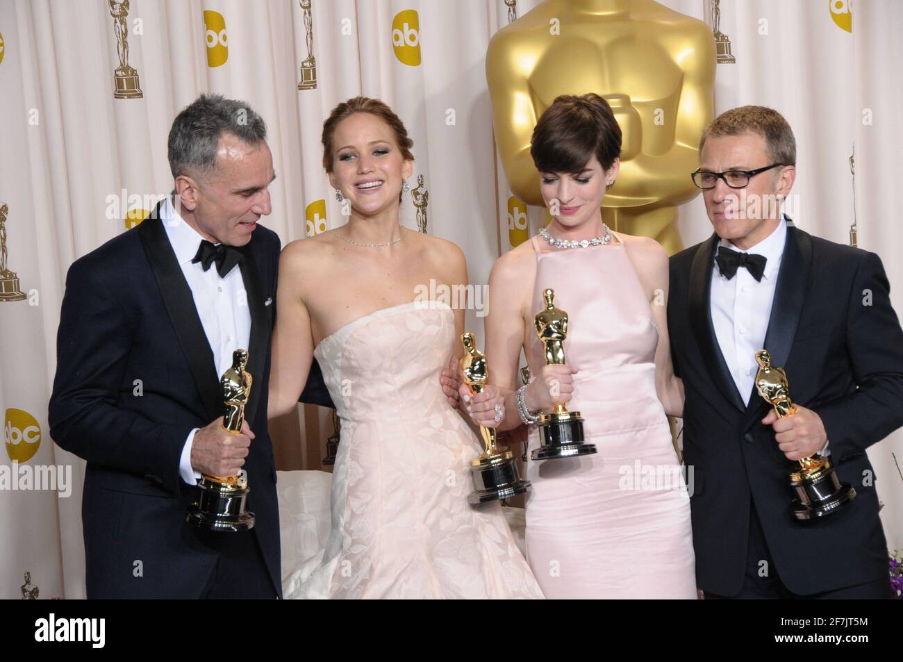 Anne hathaway e jennifer lawrence -Fotos und -Bildmaterial in hoher ...