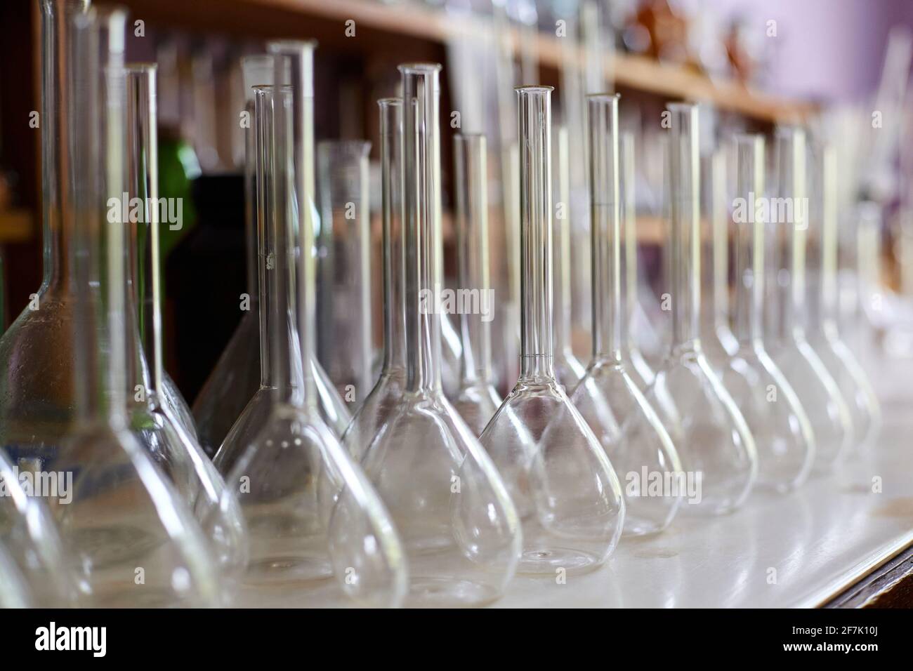 Altes Chemielabor. Foto eines alten Labors mit vielen Flaschen und ...