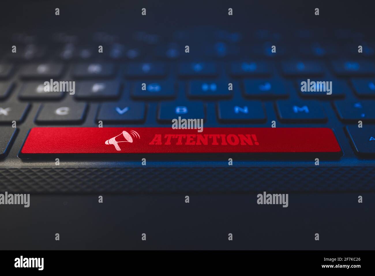 Achtung Grafik auf Tastatur-Taste. Achtung- und Megaphon-Symbol ...