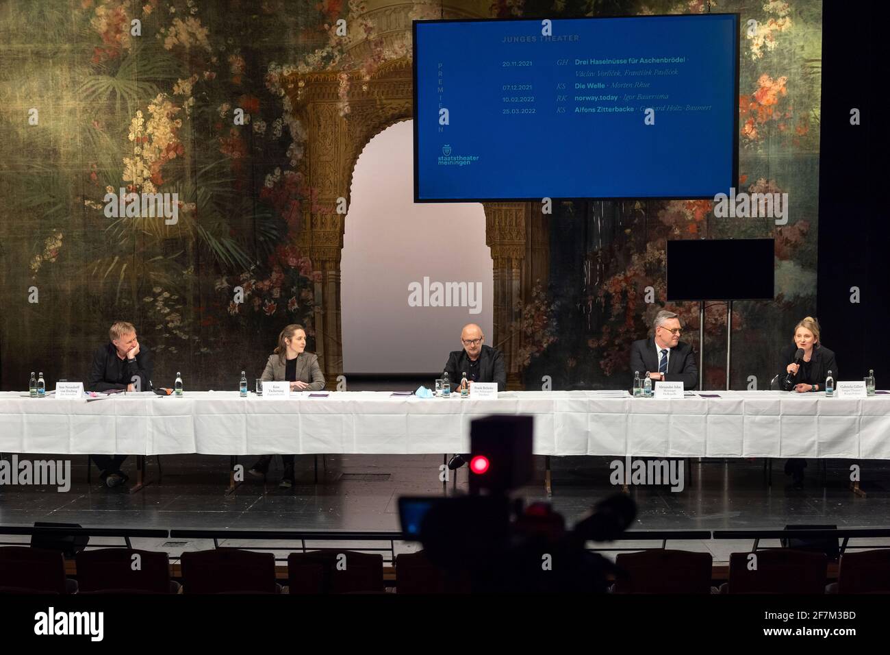 Meiningen, Deutschland. April 2021. Jens Neundorff von Enzberg (l-r ...