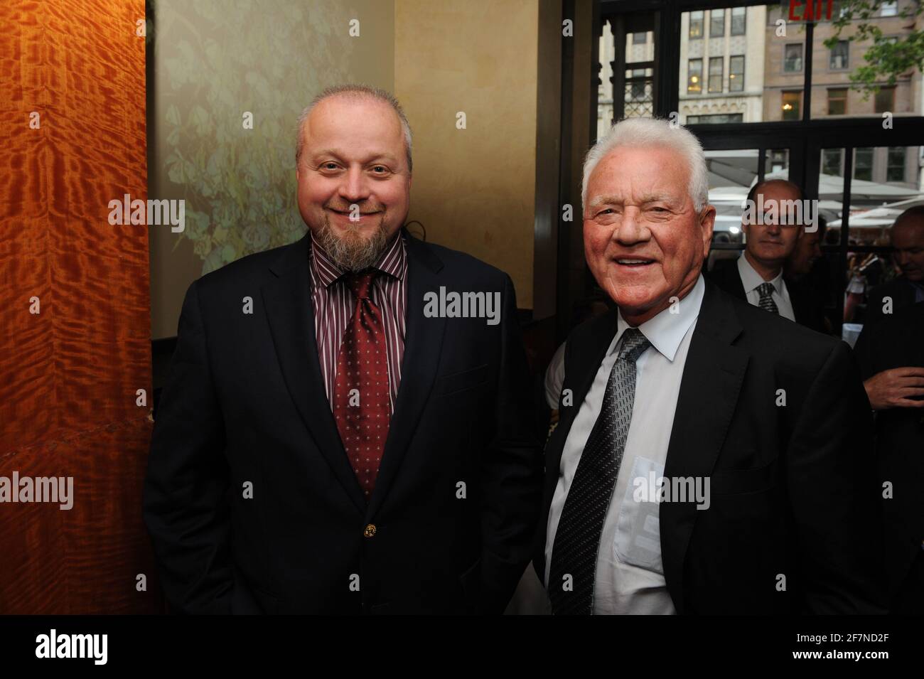 Manhattan, NY, USA. April 2021. Frank Stronach, rechts, mit seinem Sohn ...