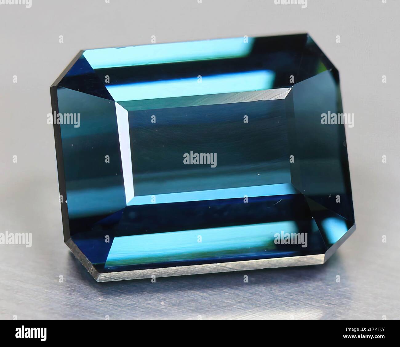 Blauer Turmalin Edelstein Stockfotos und -bilder Kaufen - Alamy