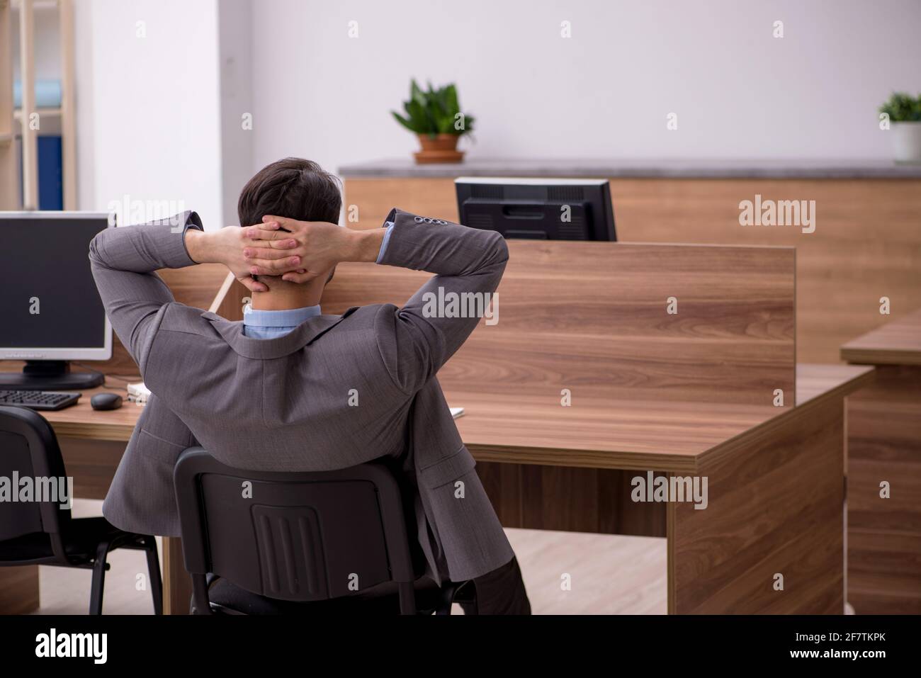Junger männlicher Angestellter am Arbeitsplatz Stockfotografie - Alamy