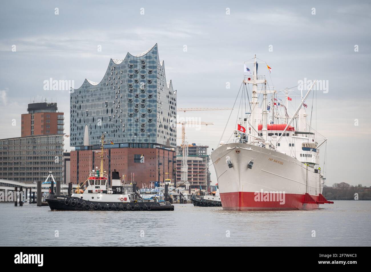 Hamburg, Deutschland. April 2021. Das Museumsschiff Cap San Diego kehrt ...