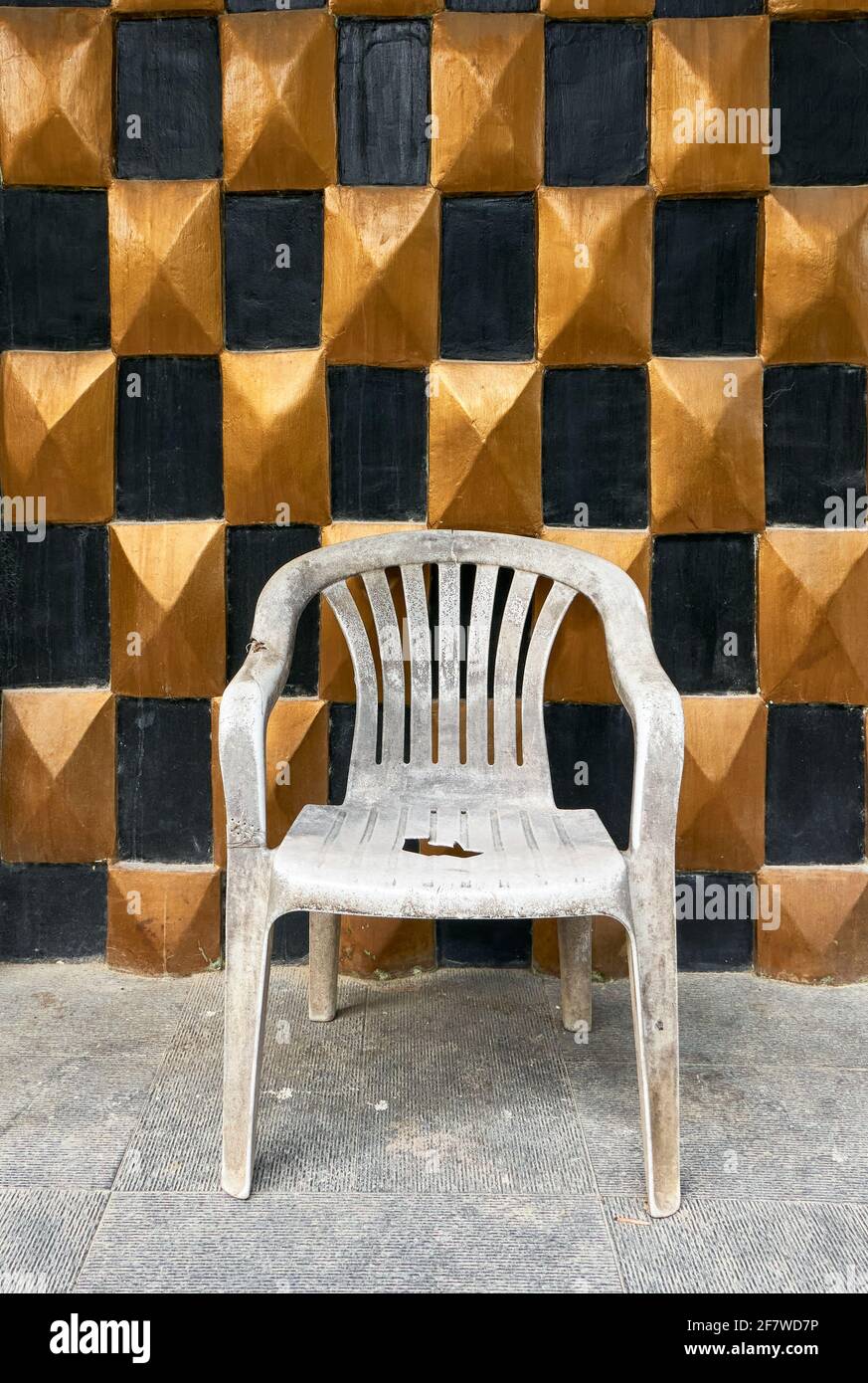 White plastic chair broken -Fotos und -Bildmaterial in hoher Auflösung ...