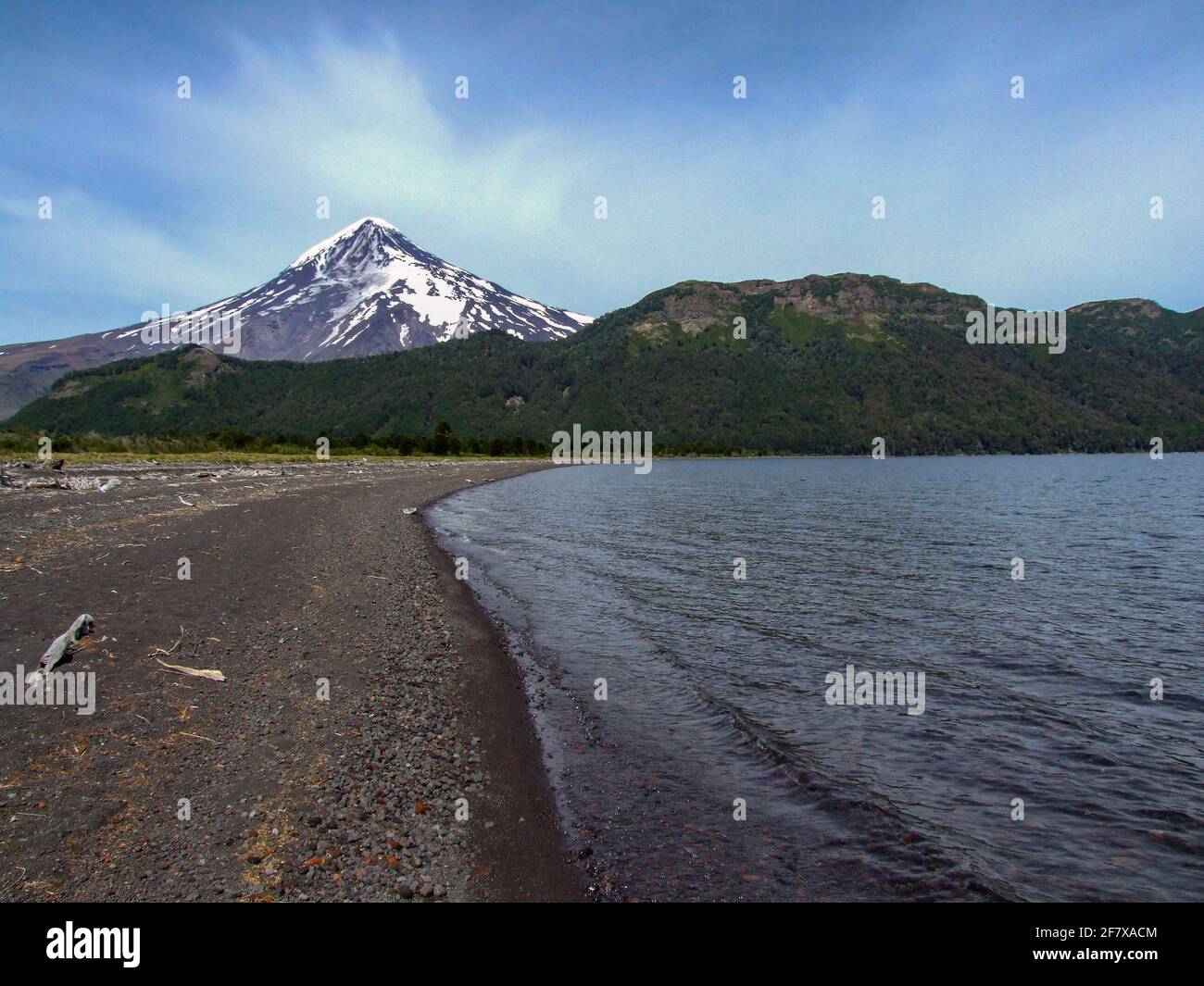 Blick vom Tromen See auf den Vulkan Lanin Stockfotografie - Alamy