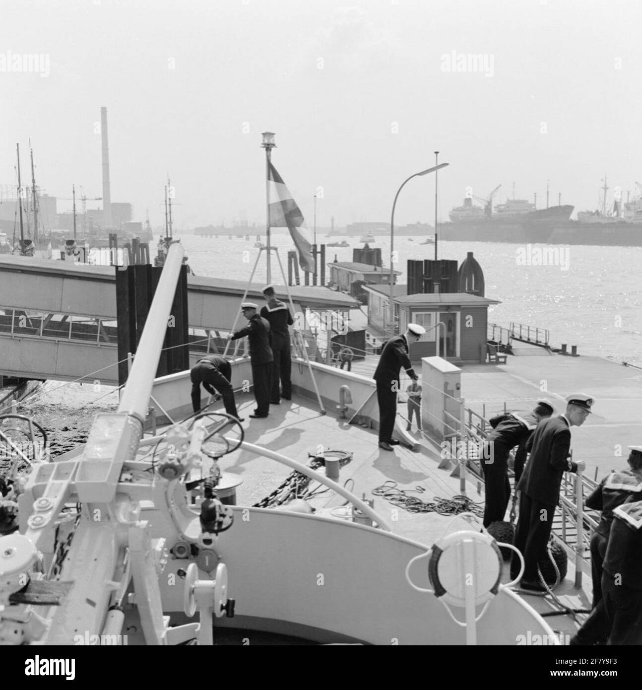 Fischereiinspektion in der Nordsee mit der Fregatte der Raubtier-Klasse ...