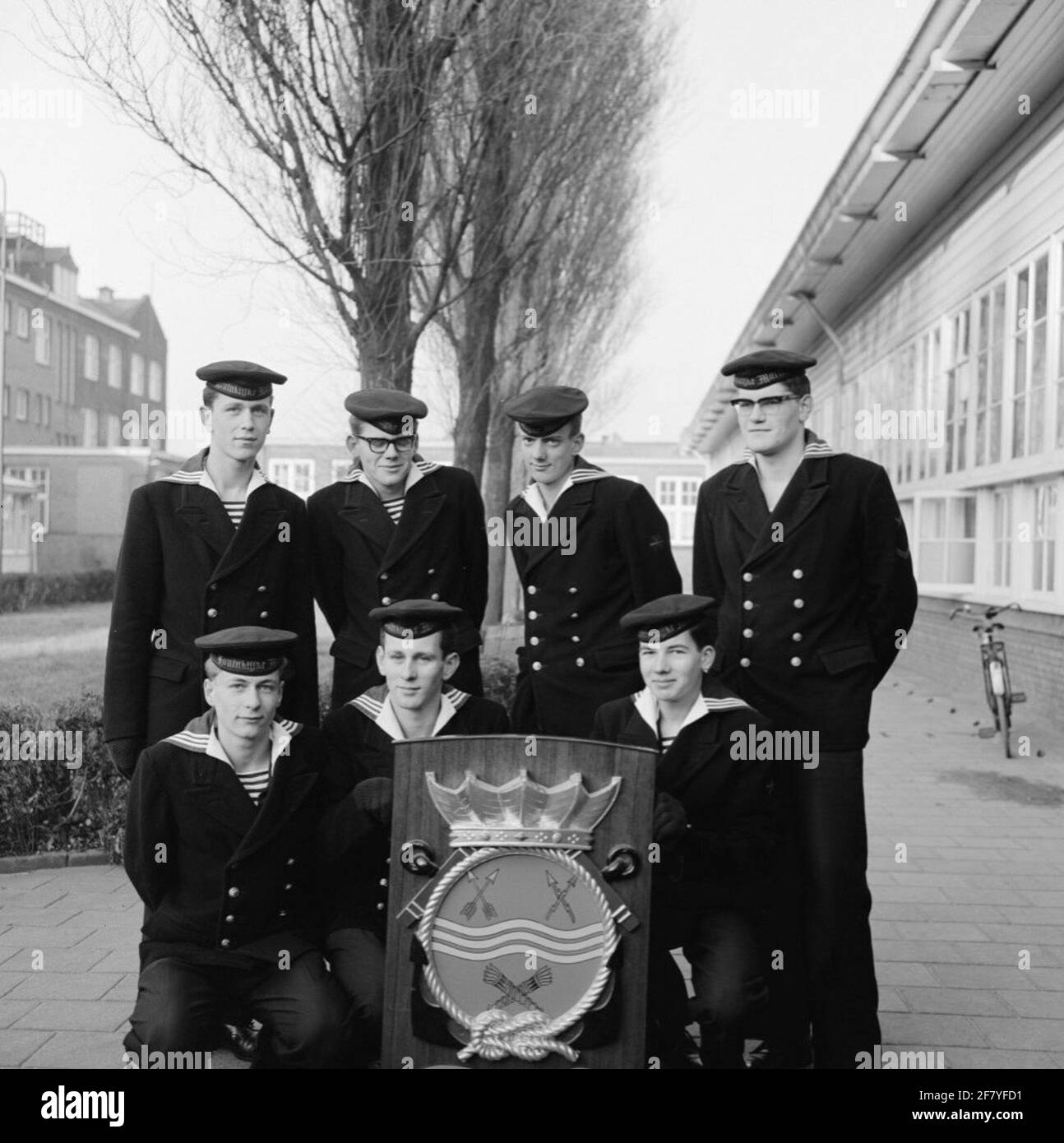 Klassenfoto auf dem Gelände der Marine Barracks Amsterdam (MKAD) bei den technischen Kursen der ...