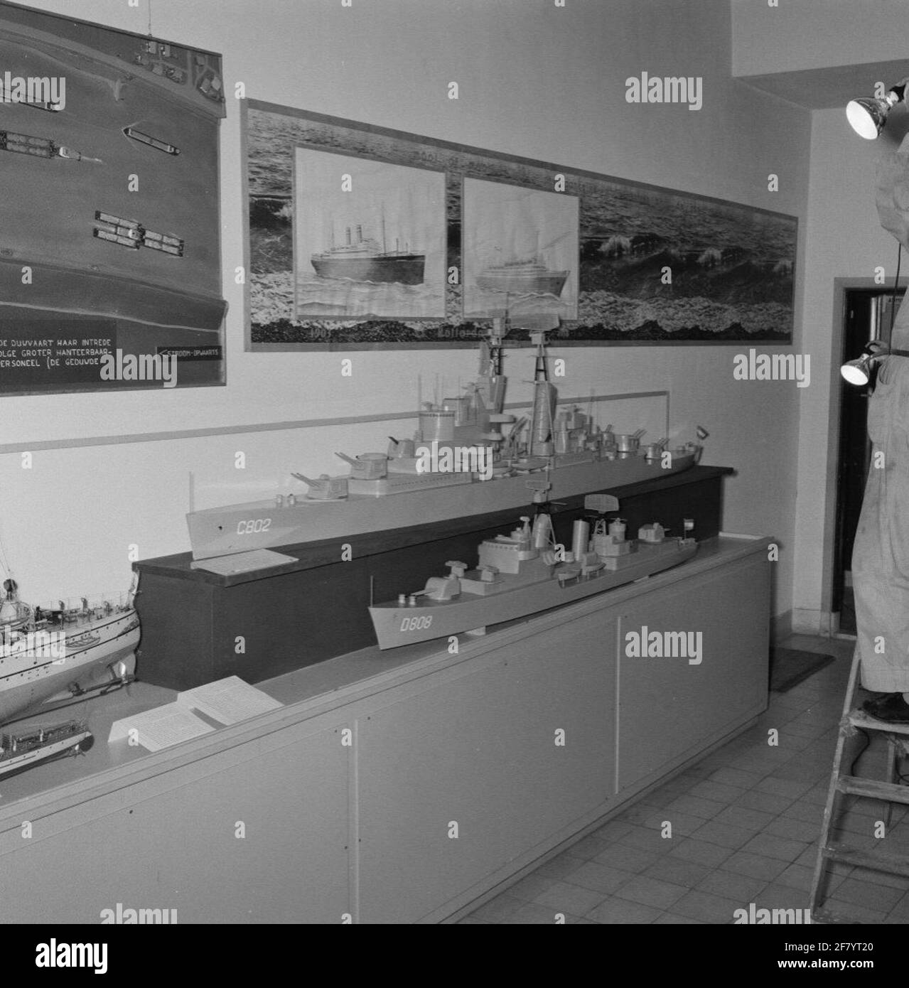 Ein Blick auf einige Schiffsmodelle (u.a. von Cruiser HR.Ms. De Zeven ...