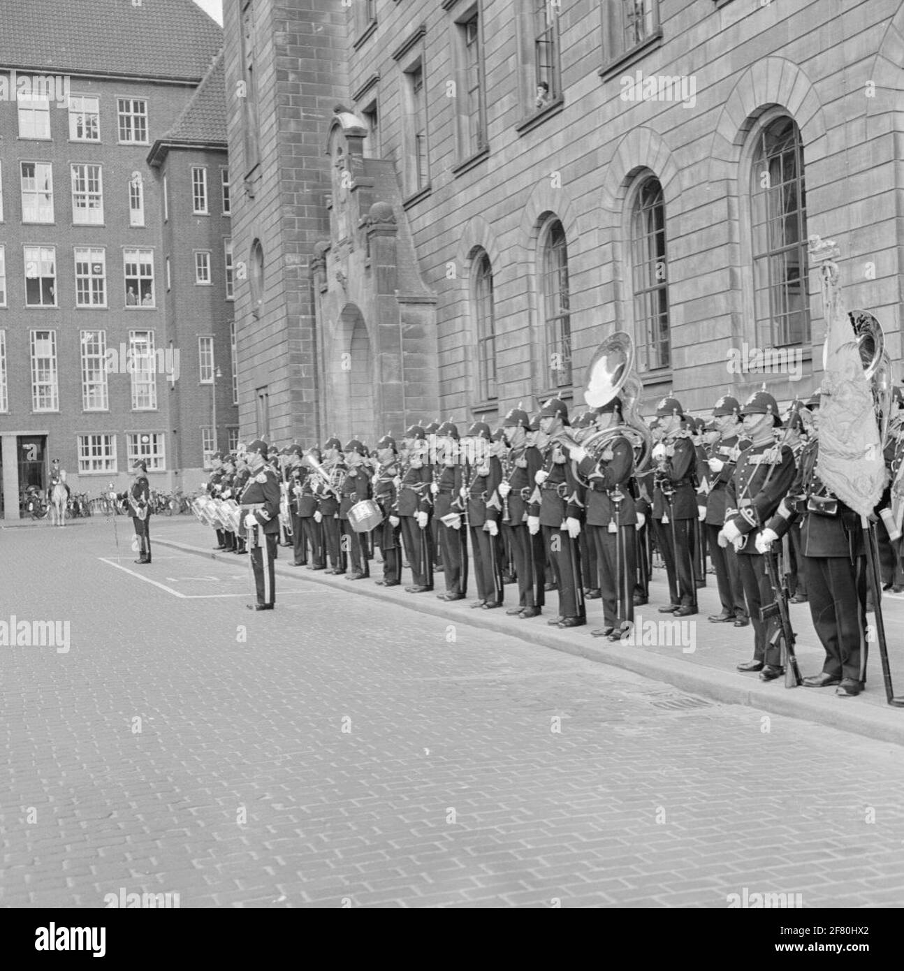 Der norwegische König Olaf V. besucht Rotterdam mit der Hnomy Norge. Im ...