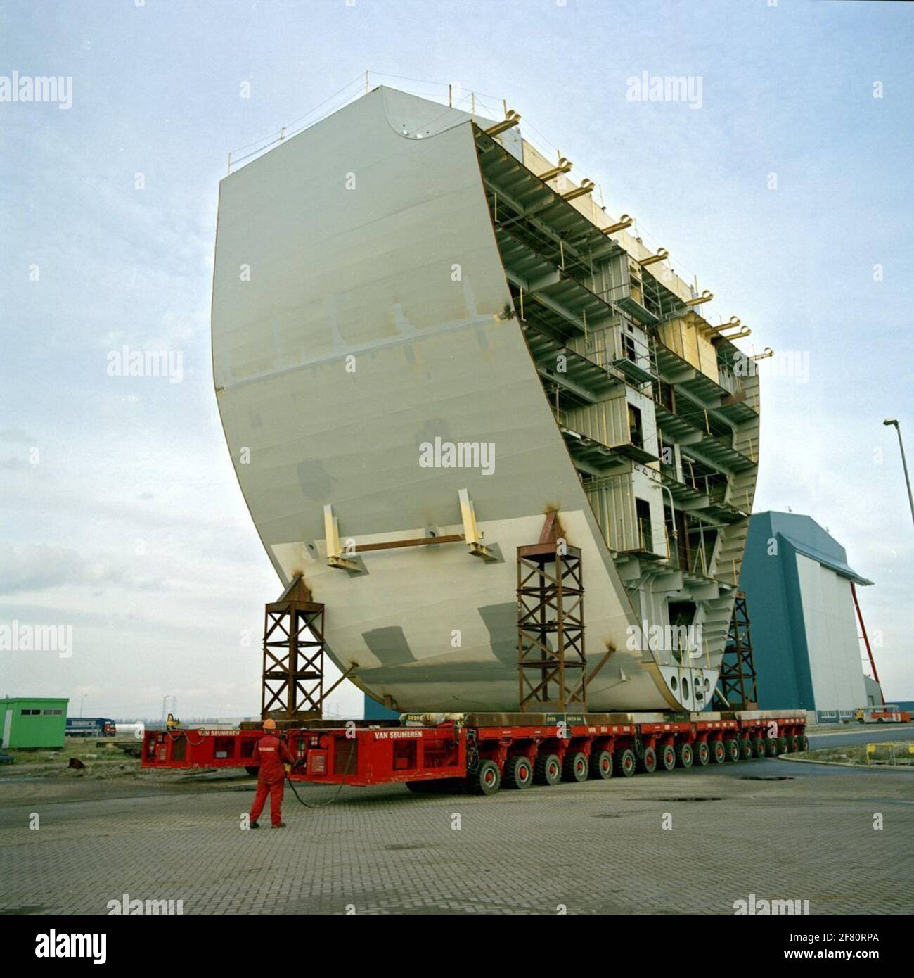 Ein Modul (Moot) des Vorschiffs des Amphibian Transport Ship (ATS) HR ...