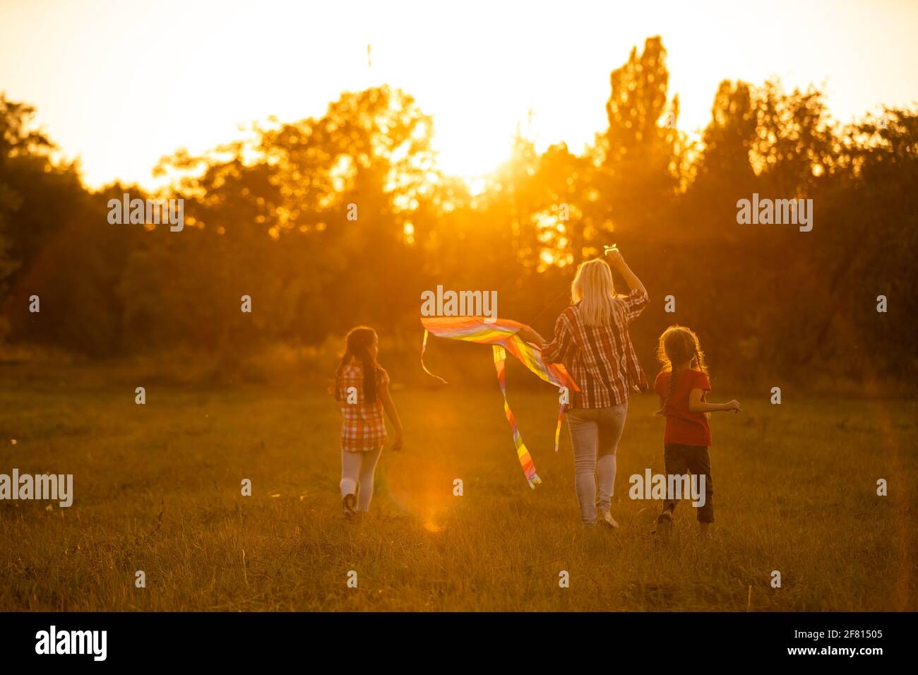 Mother daughters silhouette -Fotos und -Bildmaterial in hoher Auflösung ...