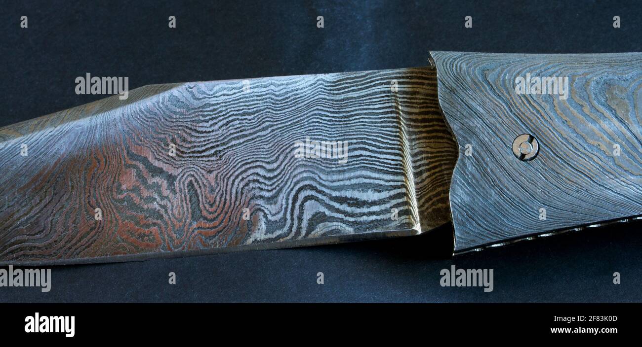 Die Kunst des Schmiedens von Damast Steel wurde im Mittelalter in der ...